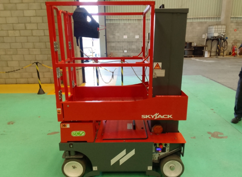 Plataforma Tipo Mastro Vertical 6,5m - Skyjack SJ16E para Trabalho em ...